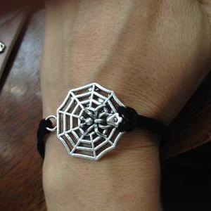 Spider Web Bracelet on Luulla