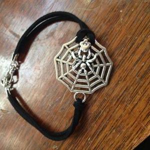 Spider Web Bracelet on Luulla