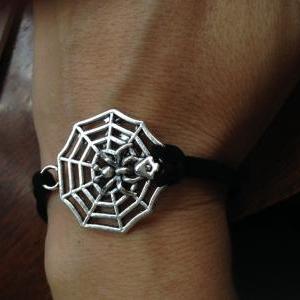 Spider Web Bracelet on Luulla