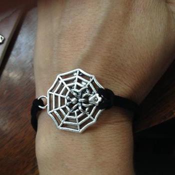 Spider Web Bracelet on Luulla